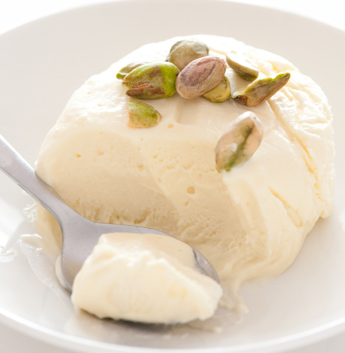 Easy semifreddo met honing en pistachenoten - Culy