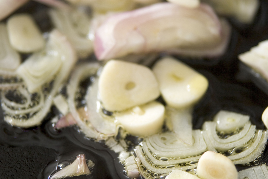 Wat zijn die groene uitlopers in je knoflook en wat moet je ermee? - Culy