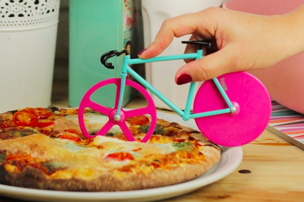 Al fietsend je pizza snijden met de Fixie Pizza Cutter - Culy