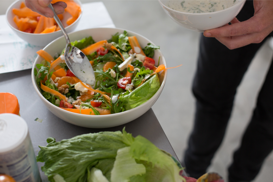 Frisse salade met brie, mandarijn en yoghurtdressing - Culy