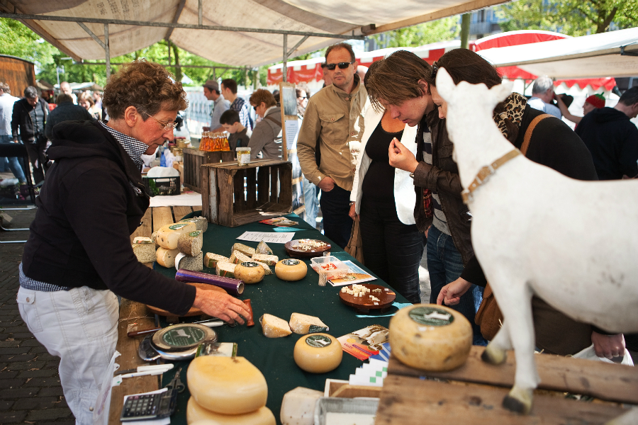 Shoppen voor streekproducten op de Rotterdamse Oogst markt - Culy