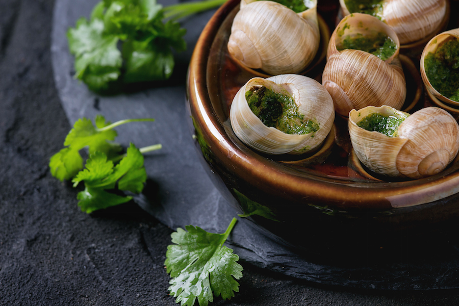 Escargots: heerlijk met extra veel kruidenboter - Culy