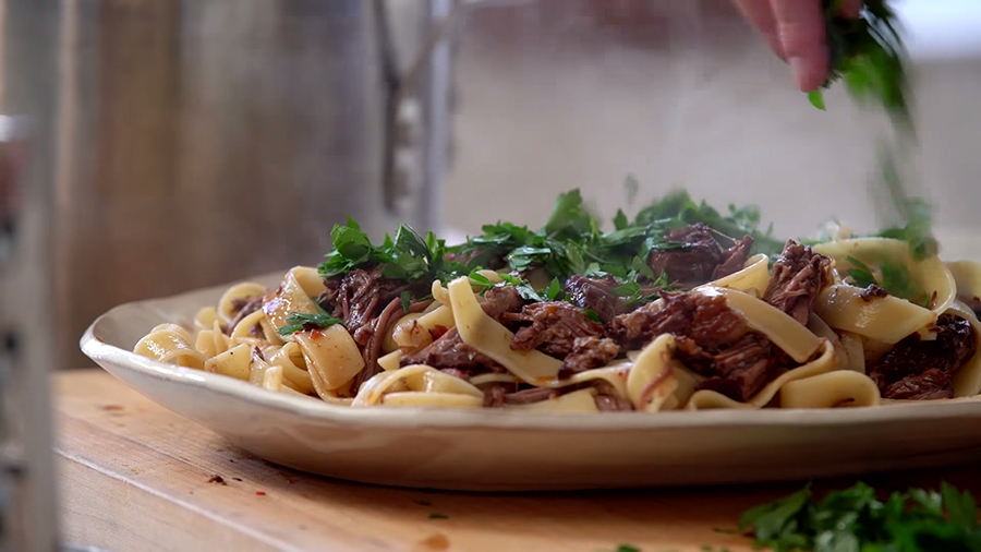 Pasta met ragout van gestoofde short ribs - Culy