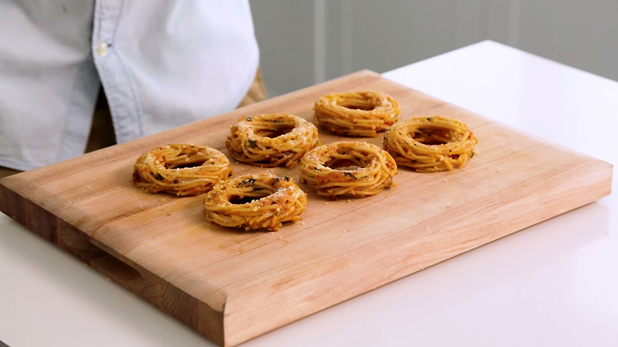 Video: Donal Skehan maakt pasta donuts - Culy