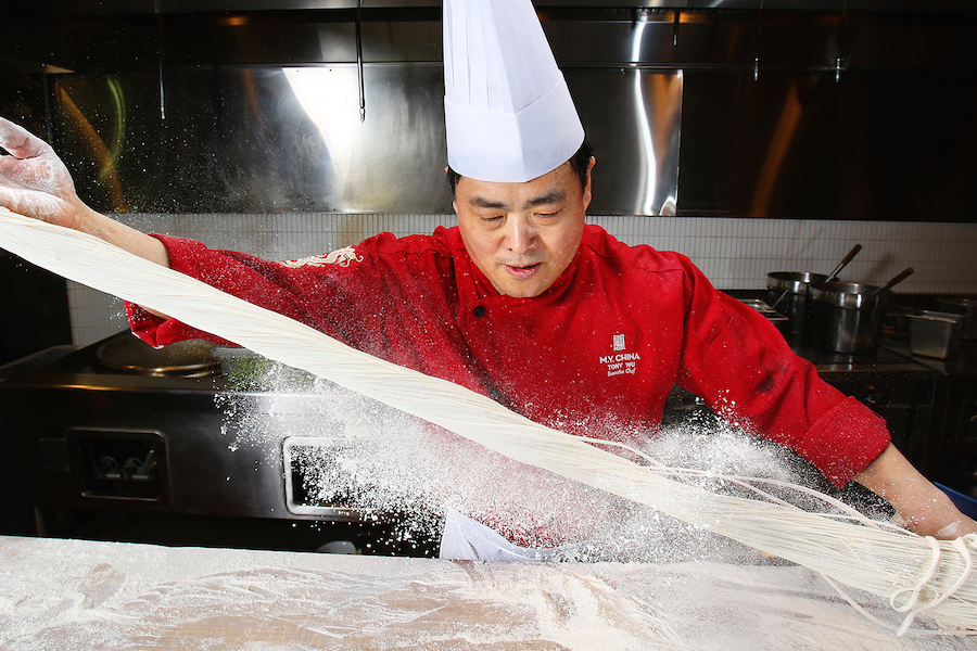 Video: deze chef is een meester in het maken van noodles - Culy