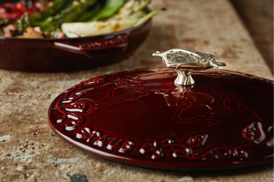 Wauw: deze STAUB x Tomorrowland gietijzeren braadpan wil je hebben - Culy