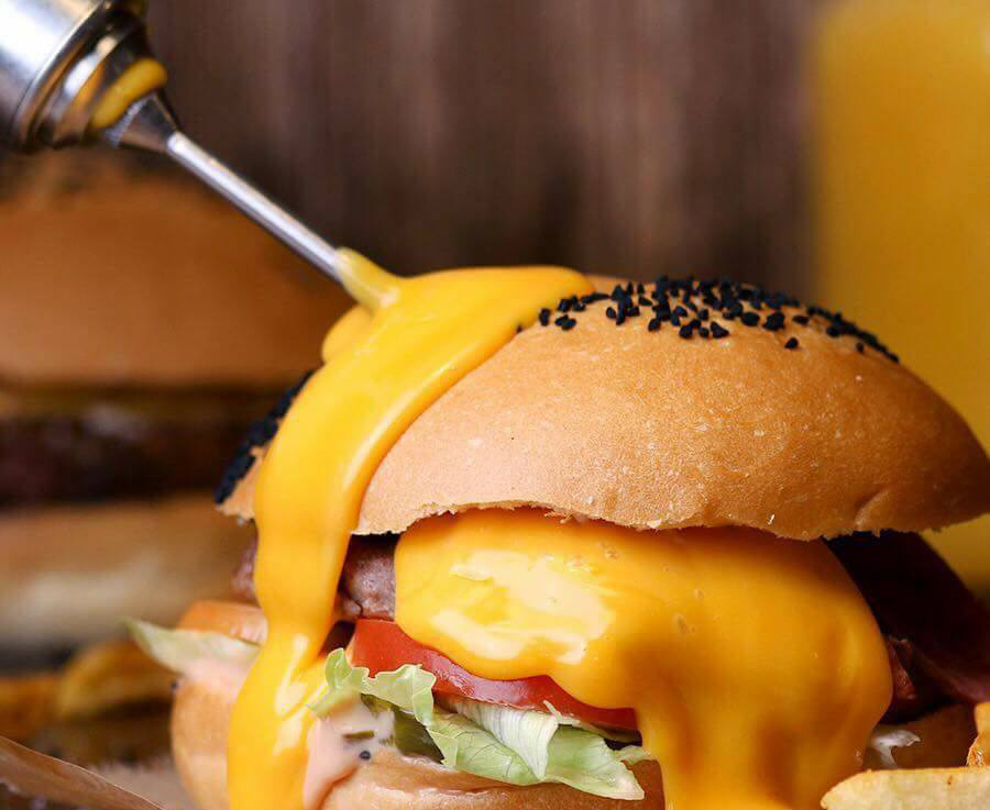 De vulkaan-cheeseburger: deze burger wordt geïnjecteerd met gesmolten ...