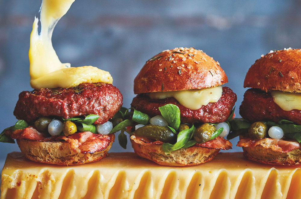 Racletteburger uit Winter BBQ van Smokey Goodness - Culy