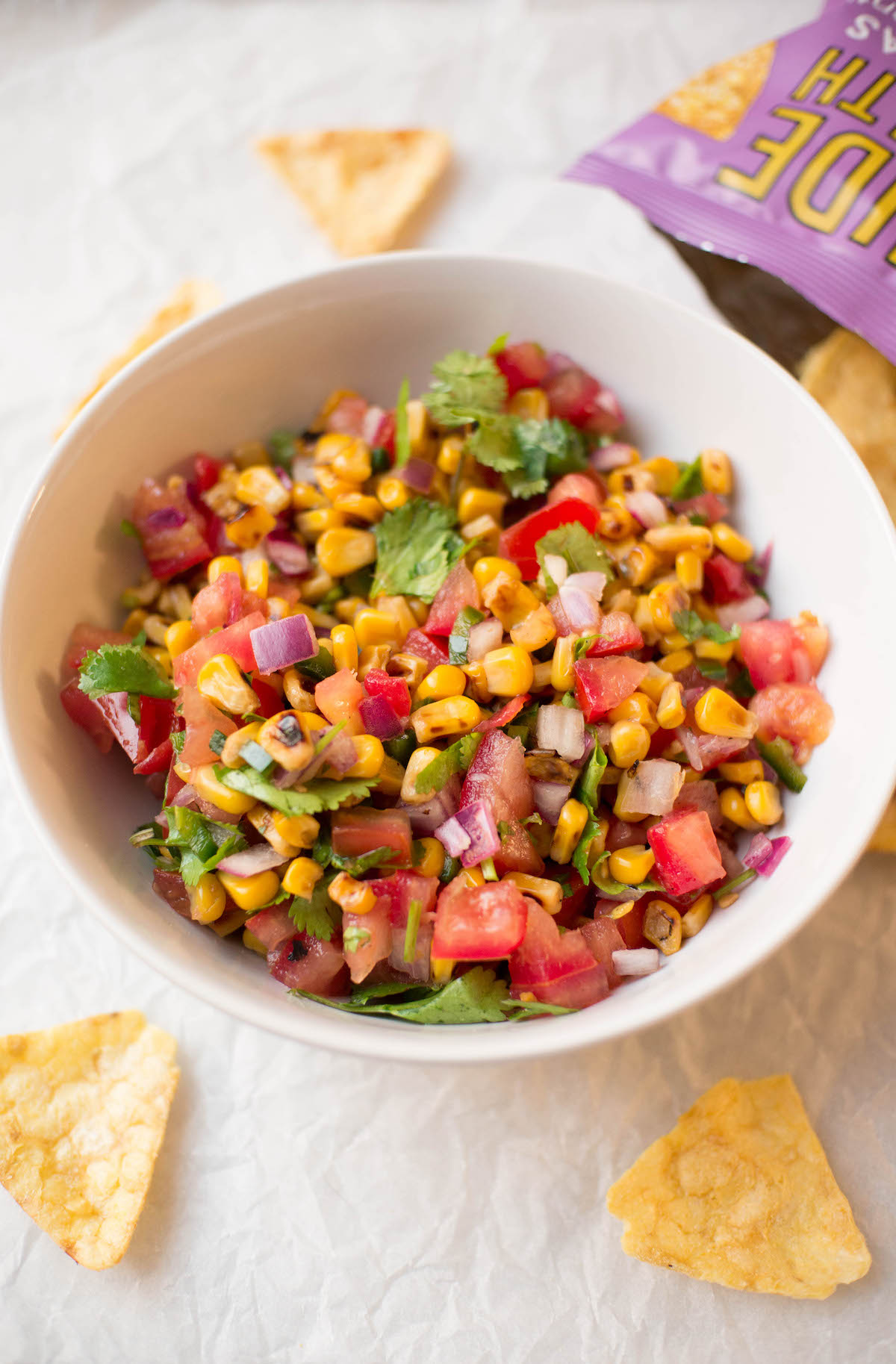 Salsa van gegrilde mais met tortillachips