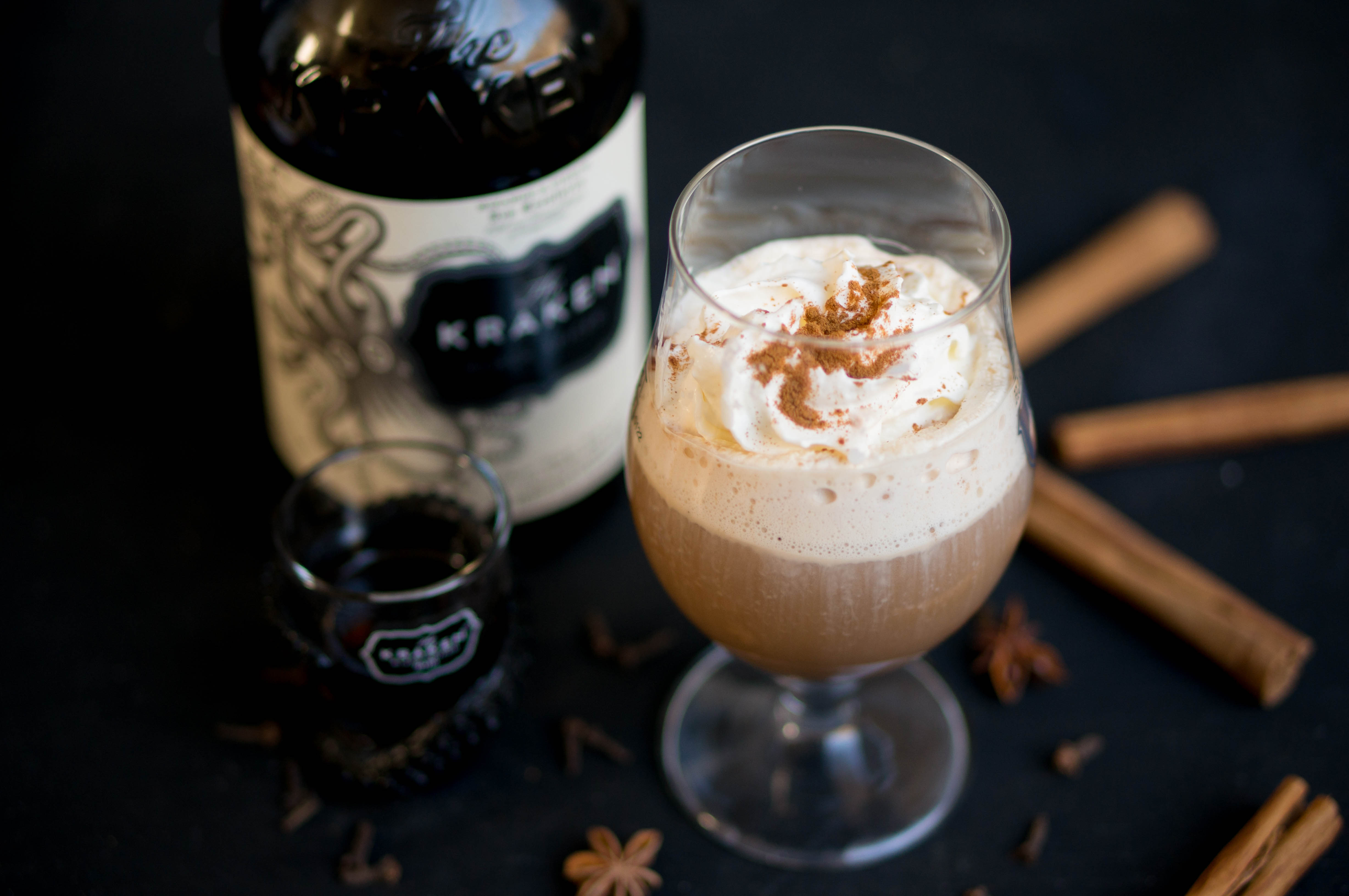 Chai latte met spiced rum en slagroom (een warme cocktail!) - Culy