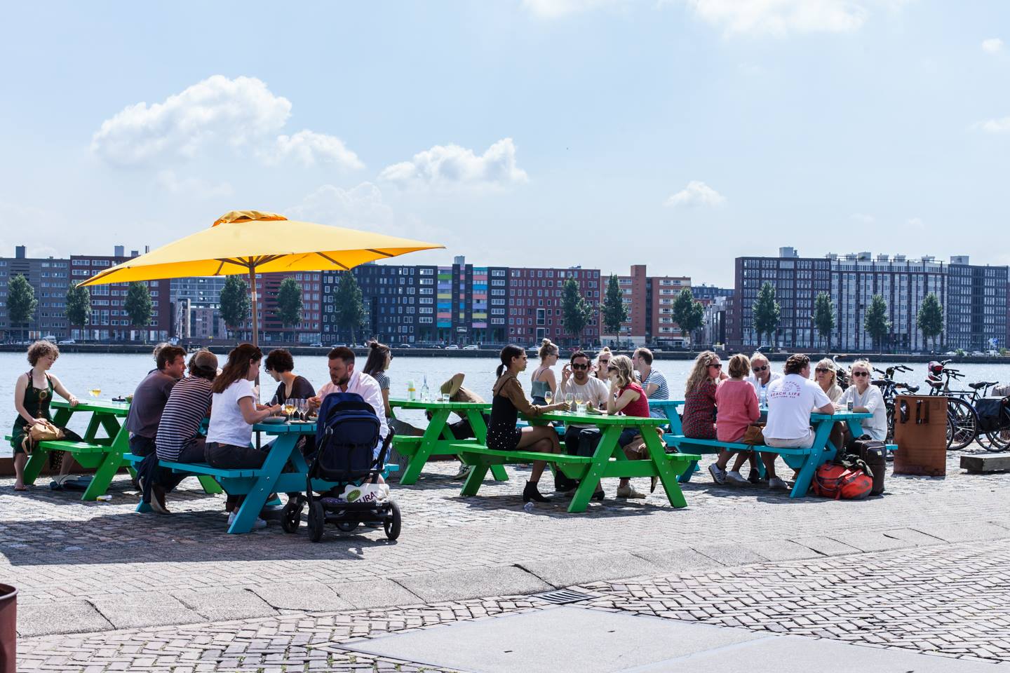 FC Hyena in Amsterdam-Noord: restaurant, wijnbar en bioscoop in één - Culy