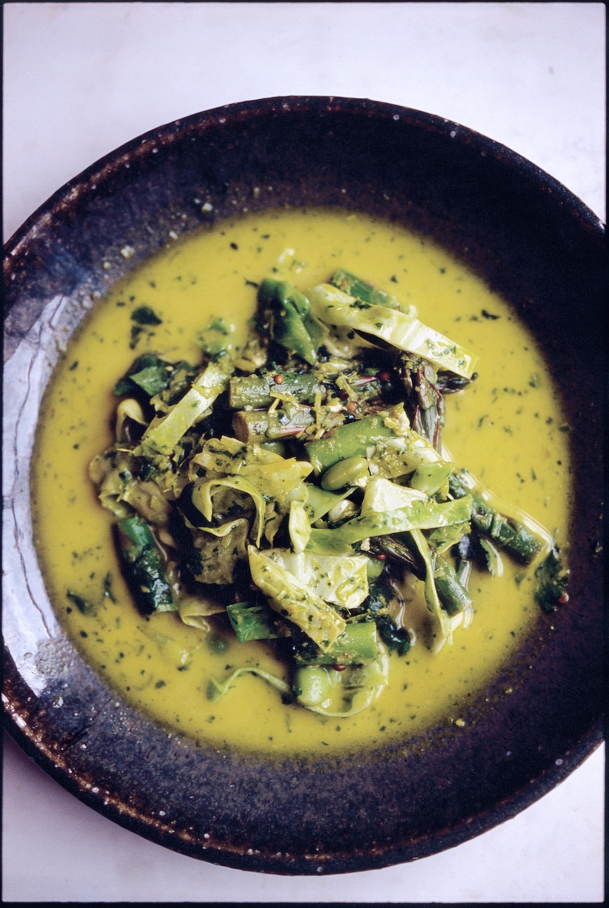 Soep van groene groenten uit Greenfeast van Nigel Slater - Culy.nl