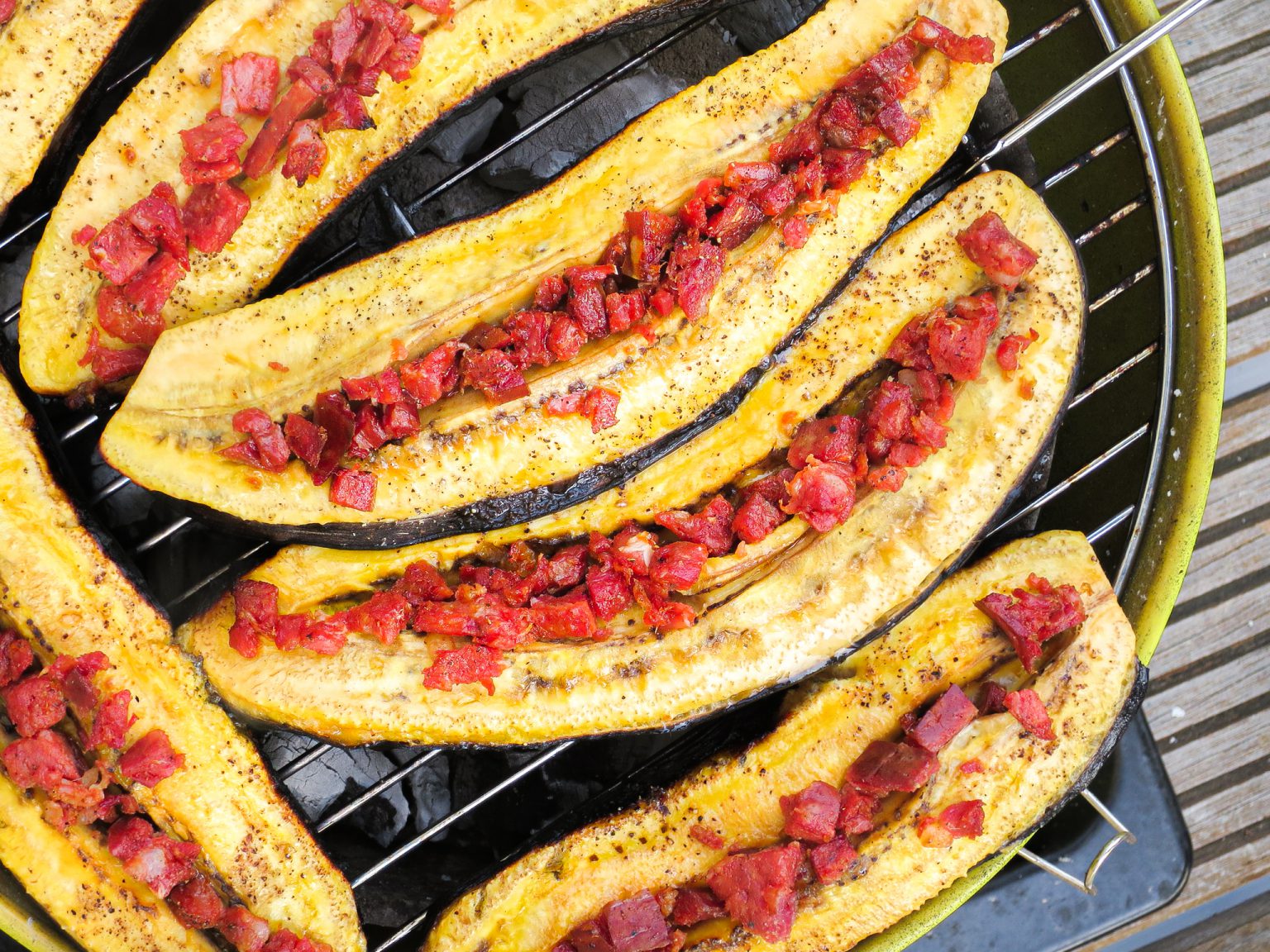 Bakbanaan van de barbecue met chorizo en limoen