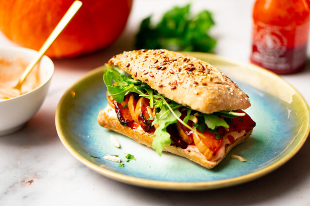 Broodje pompoen met Srirachayoghurt - Culy.nl