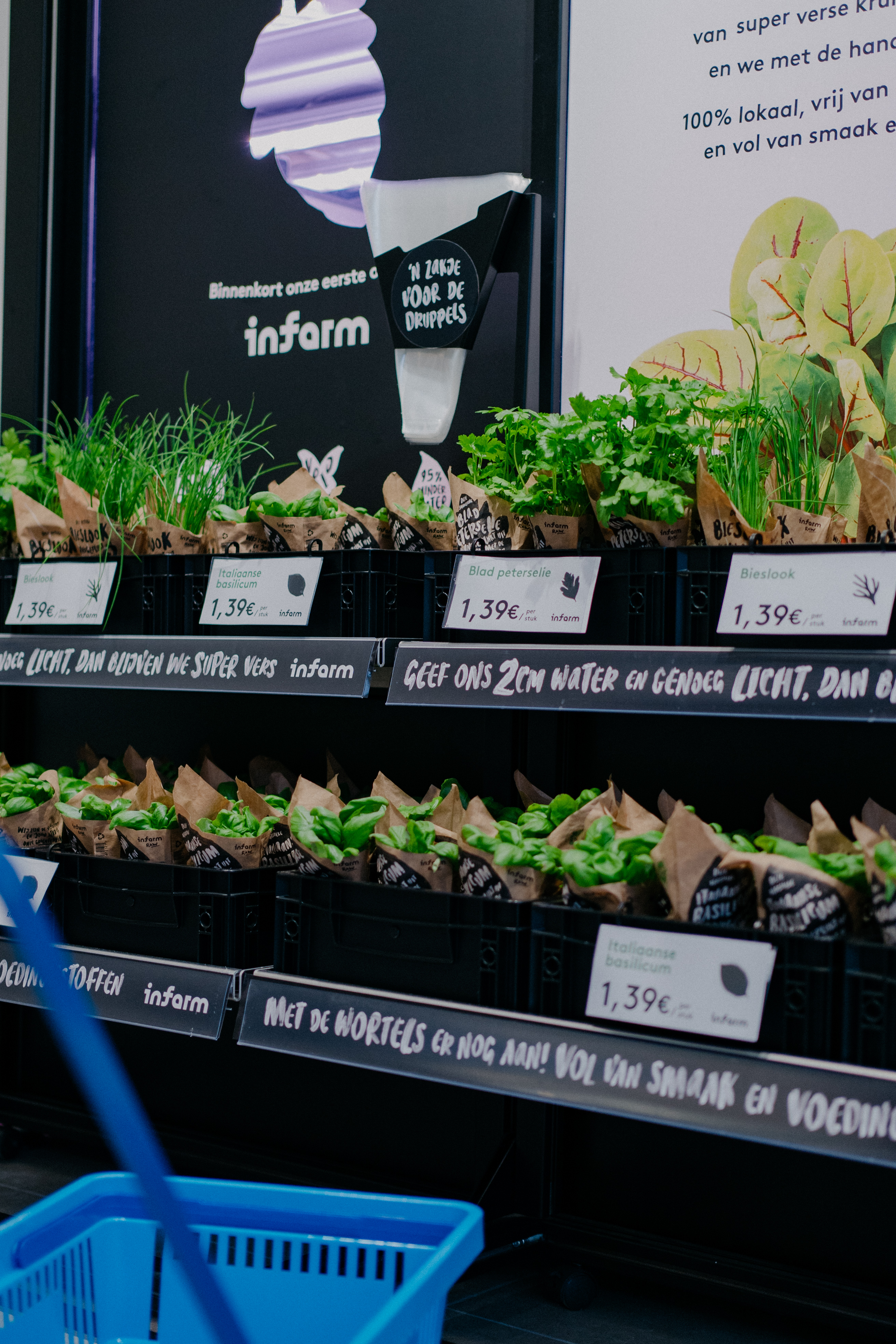 Met Infarm worden verse kruiden 100% lokaal gekweekt in de supermarkt