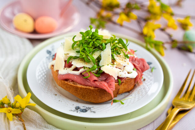 Carpaccio-toast met parmezaan en tuinkers - Culy.nl