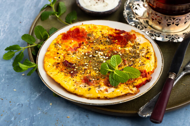 Omelet met tomaat, za'atar en labneh (heerlijke thuiswerklunch!) - Culy.nl