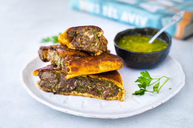 Arajes met zhug (pita met lamsgehakt en koriandersaus) - Culy.nl