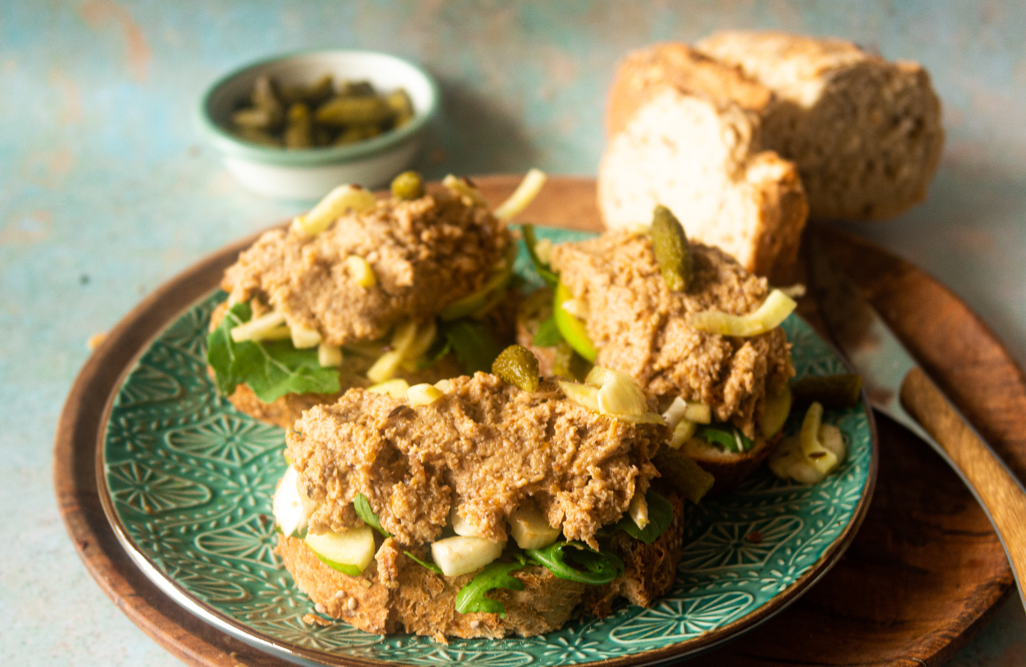 Rillette-sandwich met een salade van cornichons, venkel en appel - Culy.nl