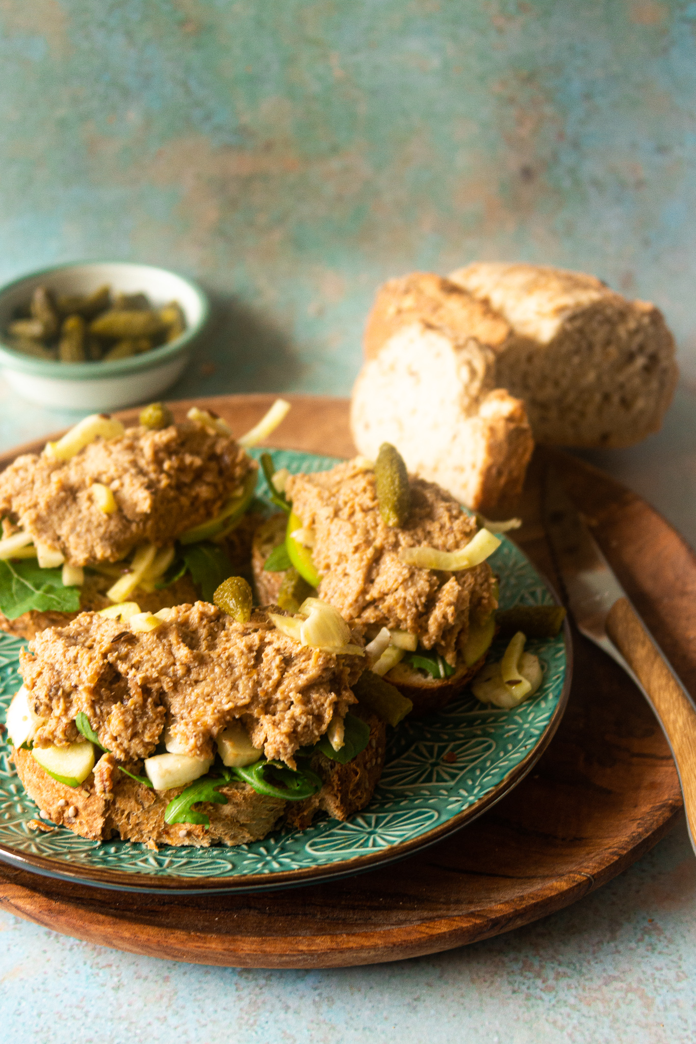Rillette-sandwich met een salade van cornichons, venkel en appel - Culy.nl