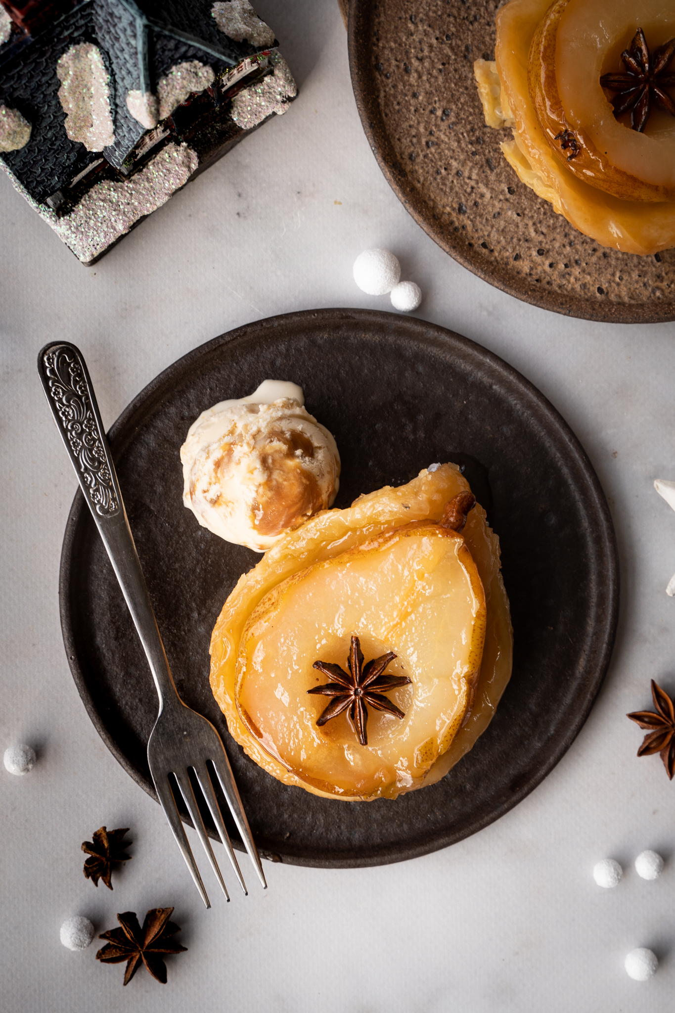 Perentaartjes met steranijs en een bol ijs ('n feestelijk toetje) - Culy.nl