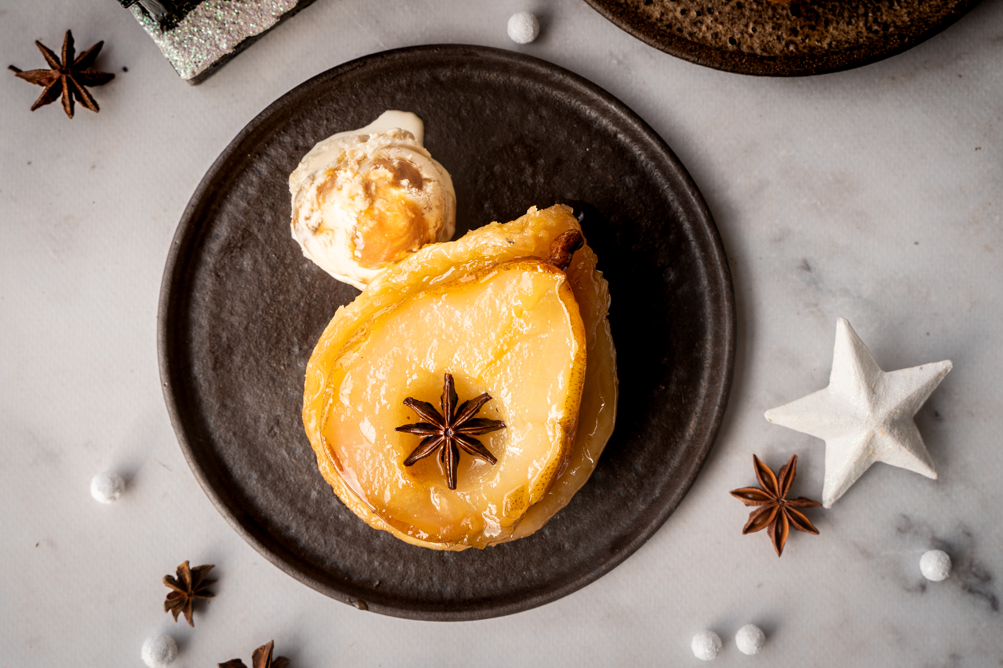 Perentaartjes met steranijs en een bol ijs ('n feestelijk toetje) - Culy.nl