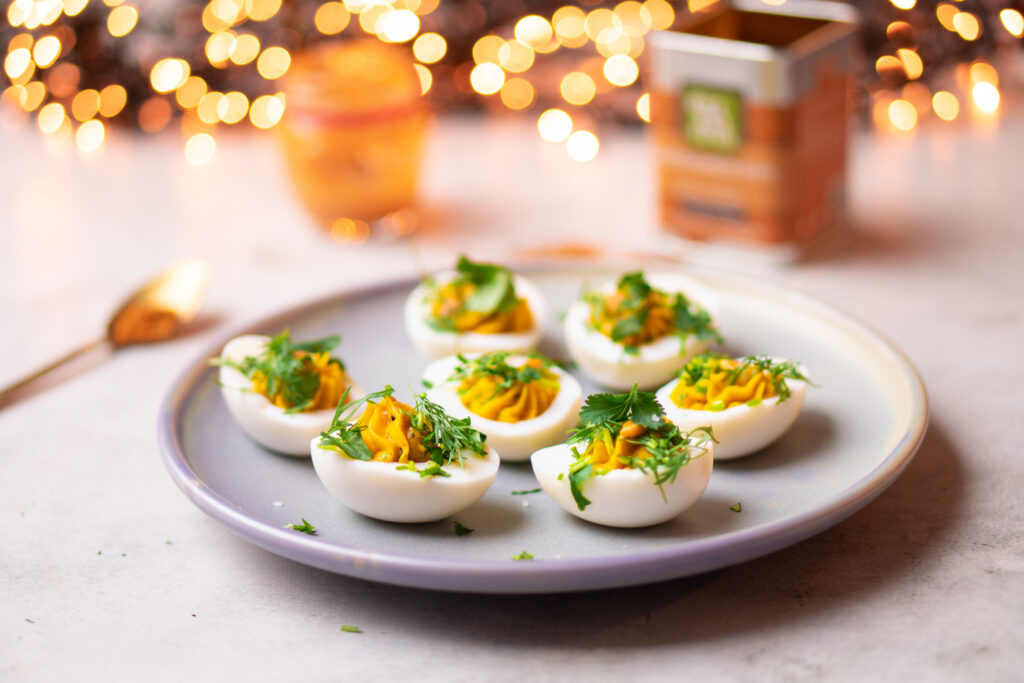 Gevulde eieren met masala en groene kruiden - Culy.nl