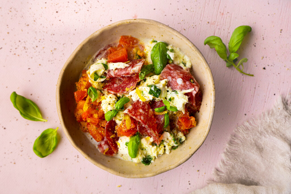 Pizza in een kom met mozzarella, salami en basilicum - Culy.nl