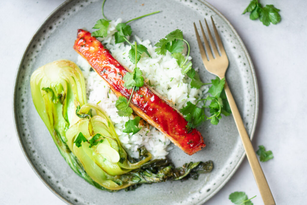 Zalm met gochujang en honing, kokosrijst en baby paksoi - Culy.nl
