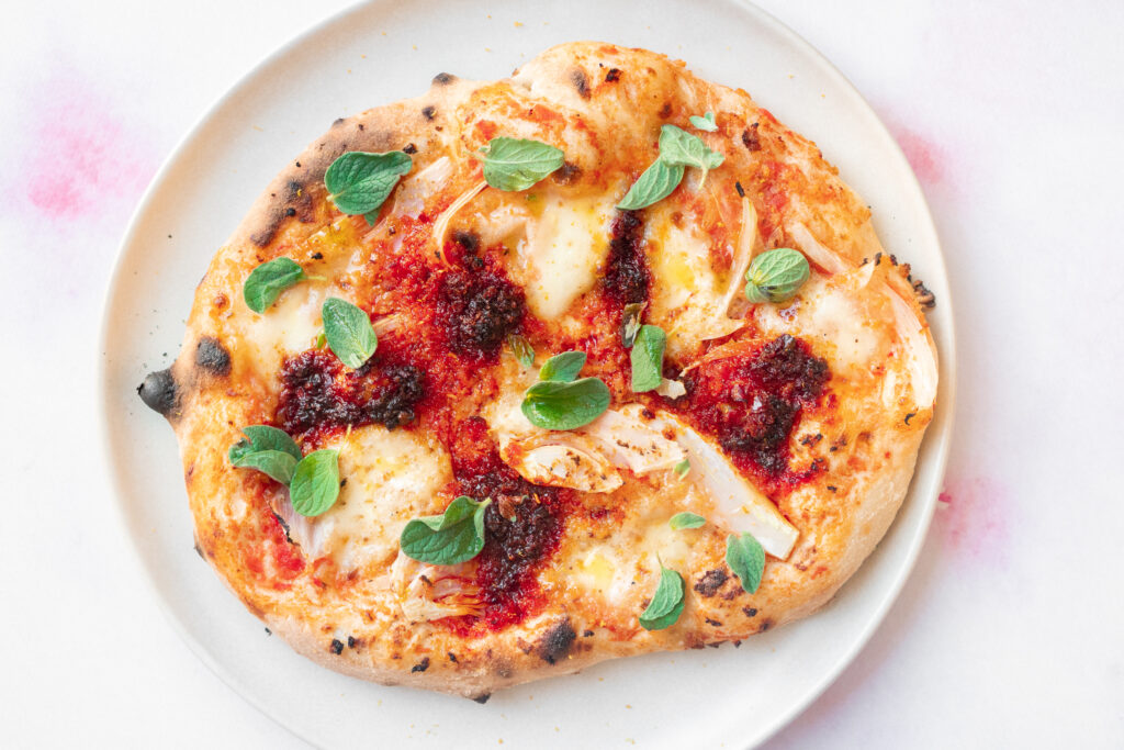 Pizza 'nduja met venkel en krokant broodkruim - Culy.nl