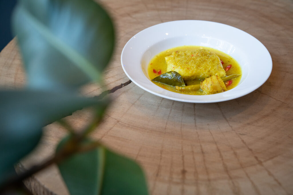 Ikan Pindang Kuning mét een bijpassende cocktail van Bobby's Gin