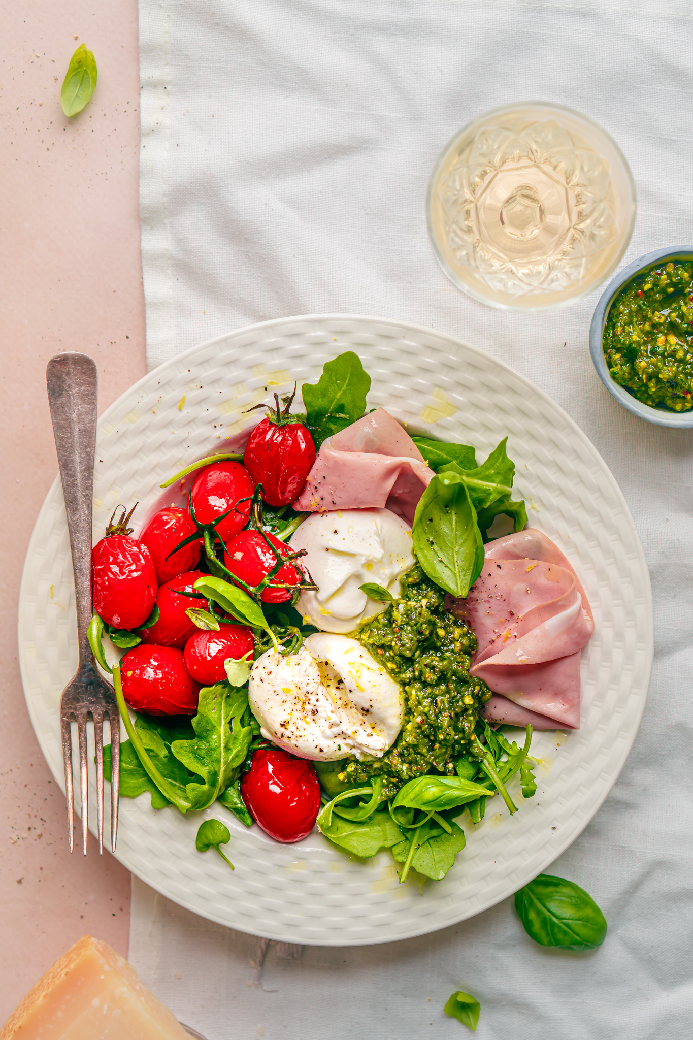 Burrata bowl met mortadella, pistachepesto en tomaatjes