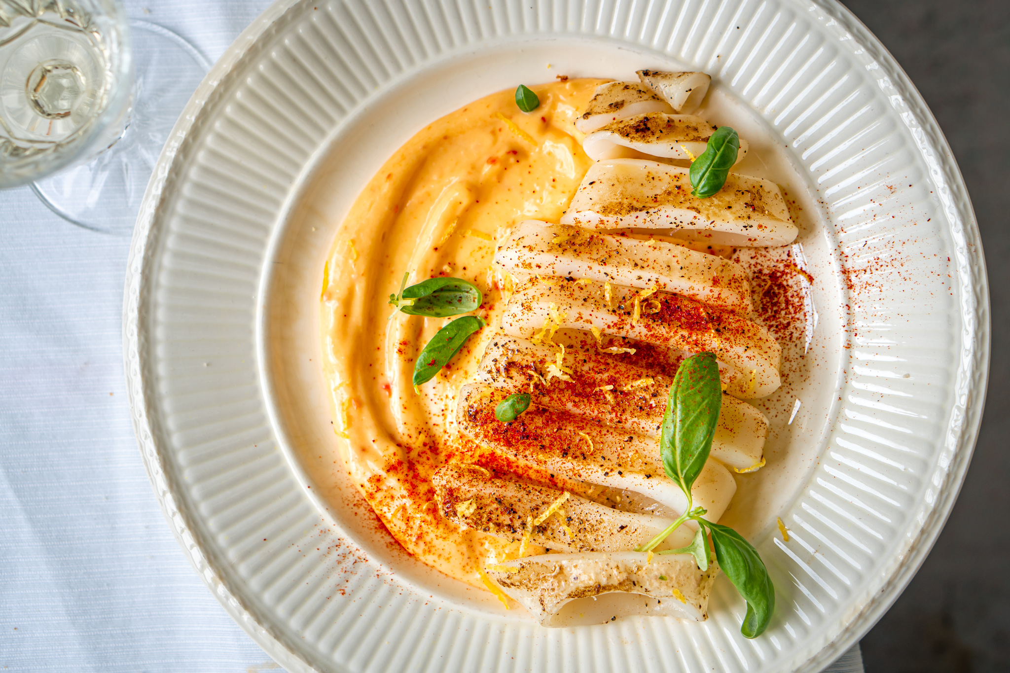 Inktvis met 'nduja aioli, citroenrasp en basilicum