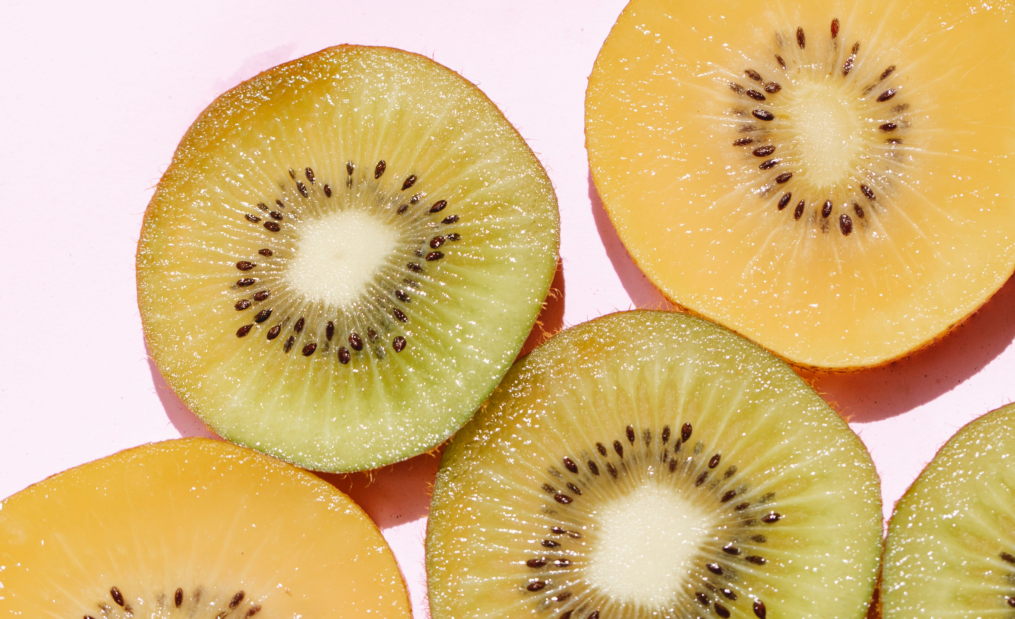 Het verschil tussen de groene en gele kiwi: welke is gezonder?