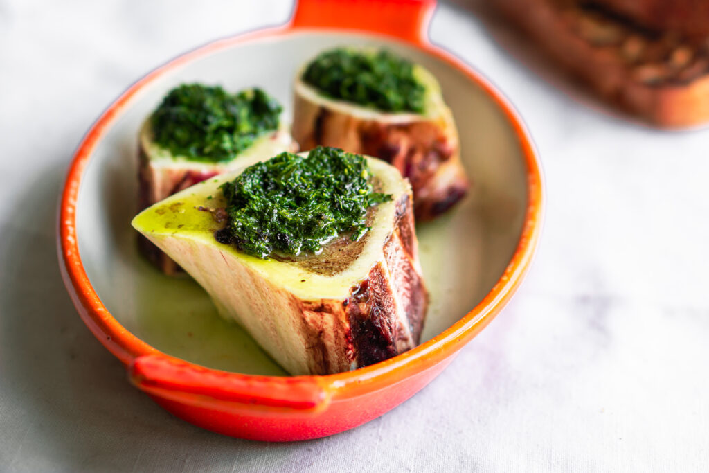 Geroosterde mergpijp met groene kruiden