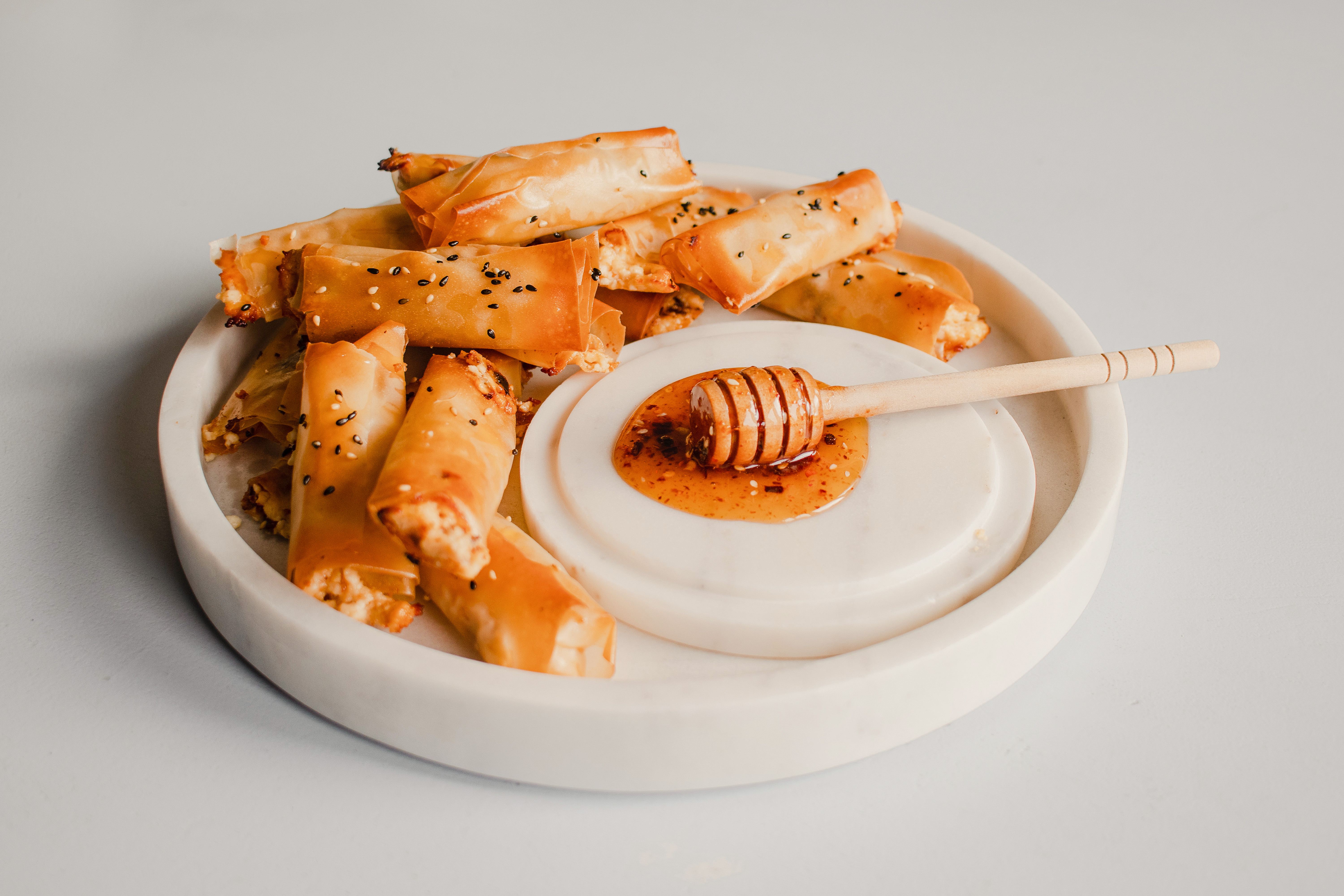 Feta rolletjes met crispy hot honey
