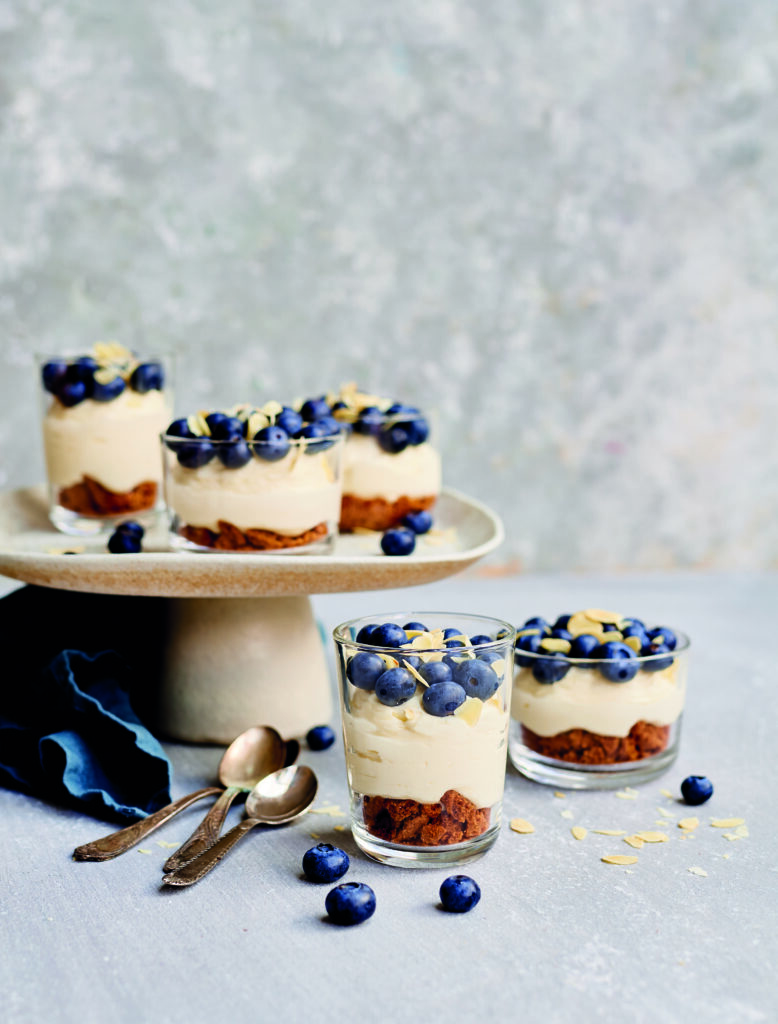 Luchtige citroenmascarpone met blauwe bessen uit de Toetjesbijbel - Culy