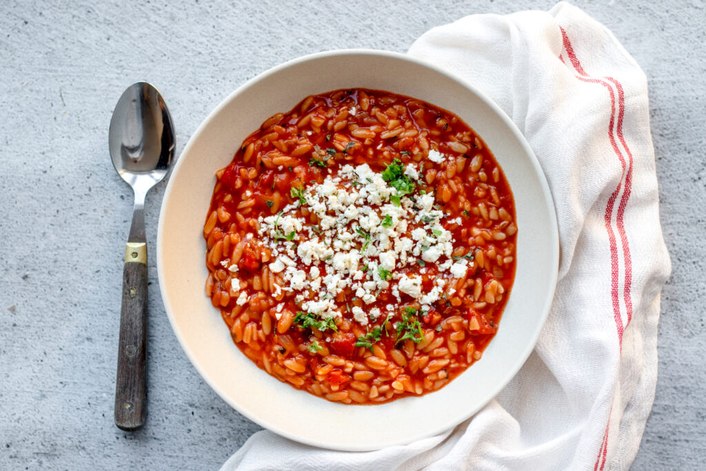 Maneštra: Grieks orzo gerecht met tomatensaus