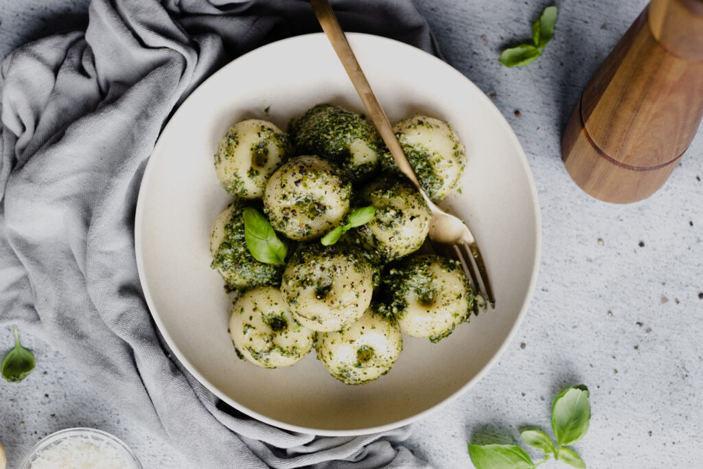 Kluski (Poolse aardappeldumplings) met pesto