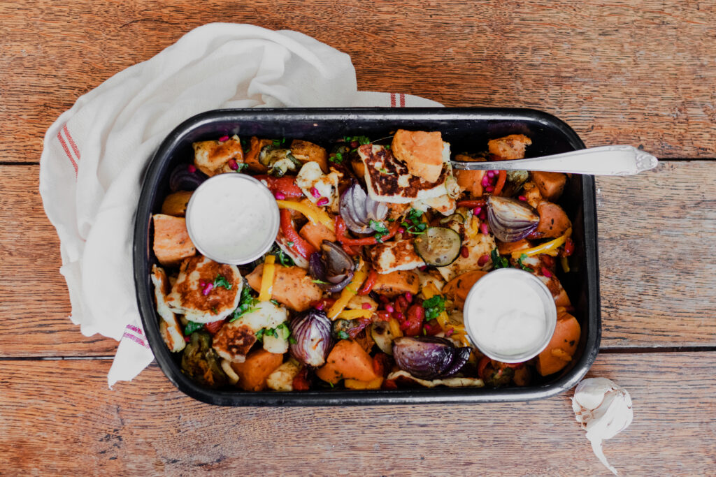 Traybake zoete aardappel, halloumi en frisse yoghurtsaus