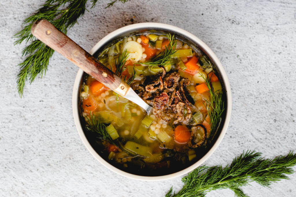 Groentesoep met dille en uiencrunch