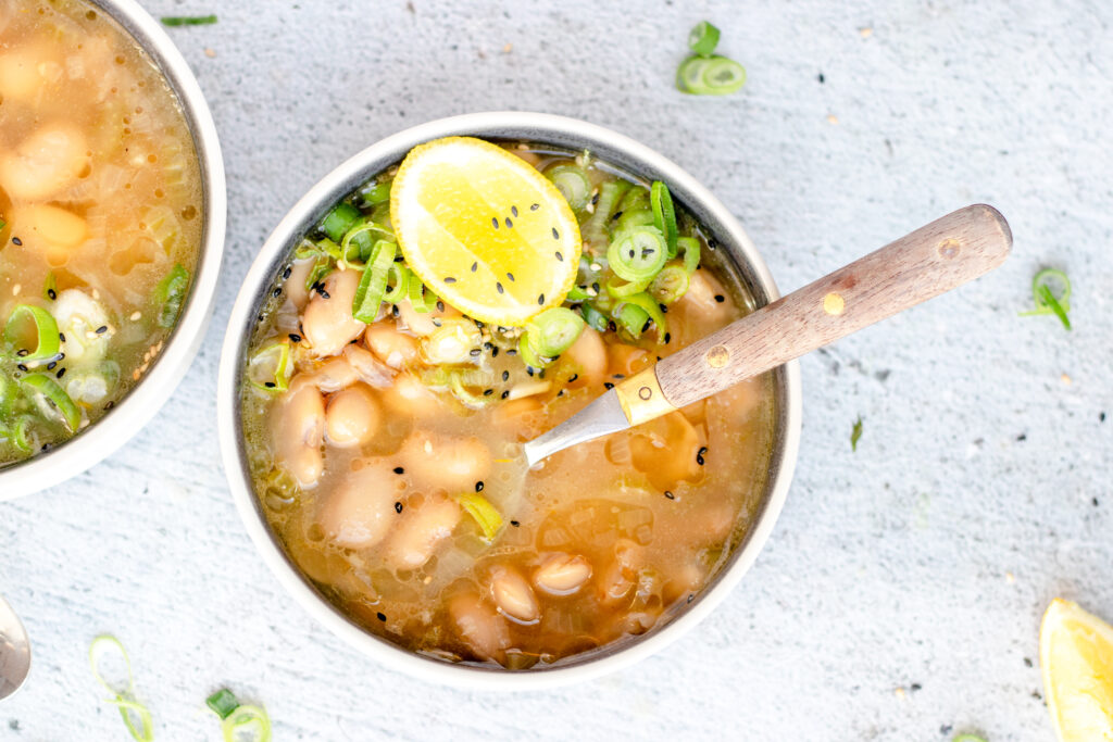 Wittebonensoep met miso (brothy beans)