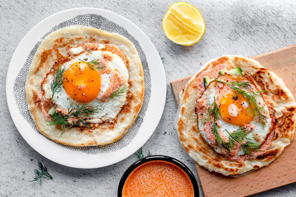 Snelle lunch: parathawrap met 'm eitje en harissayoghurt - Culy.nl