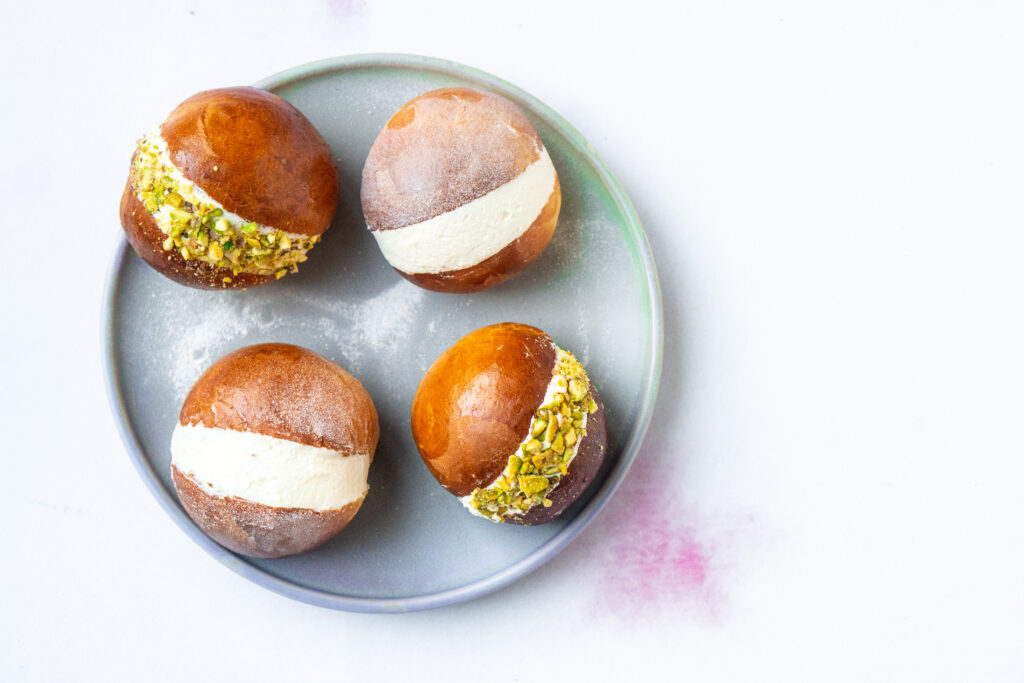 Maritozzi (Italiaanse broodjes gevuld met room): het recept - Culy