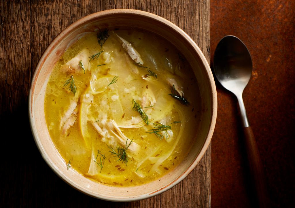 Kippensoep met venkel uit de slowcooker - Culy.nl