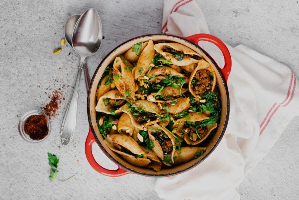 Grote pastaschelpen (conchiglioni) met pittig gekruid lamsgehakt