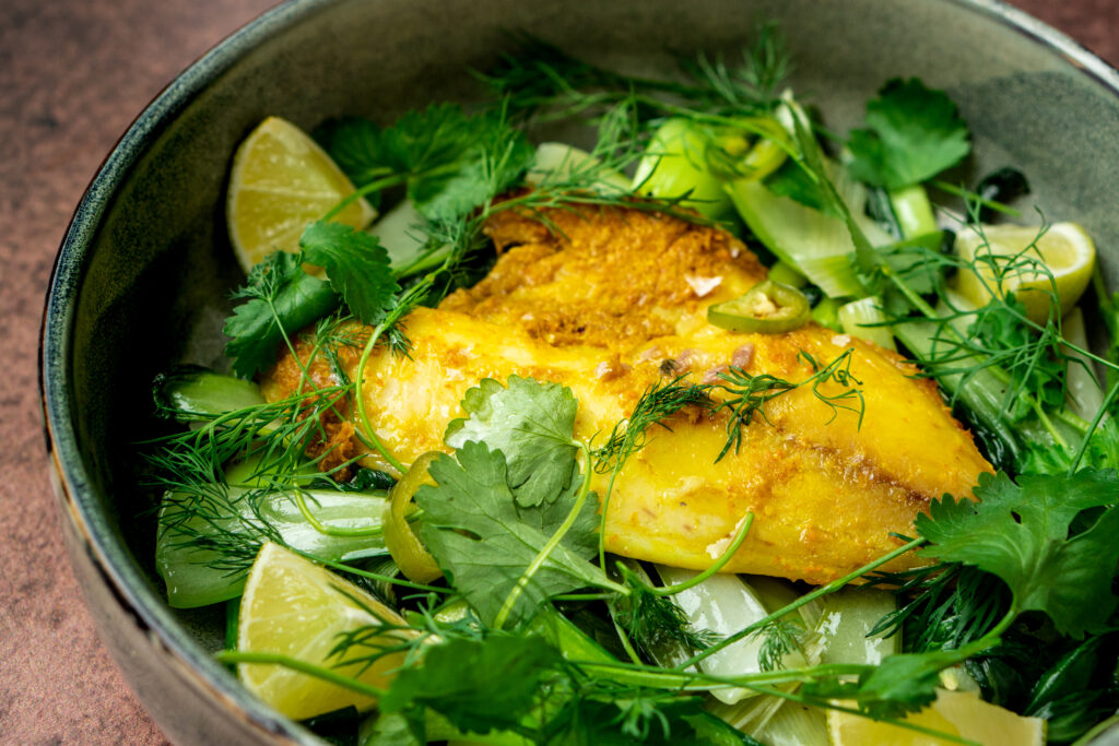 Dorade uit de oven met kurkuma, paksoi en bosui - Culy