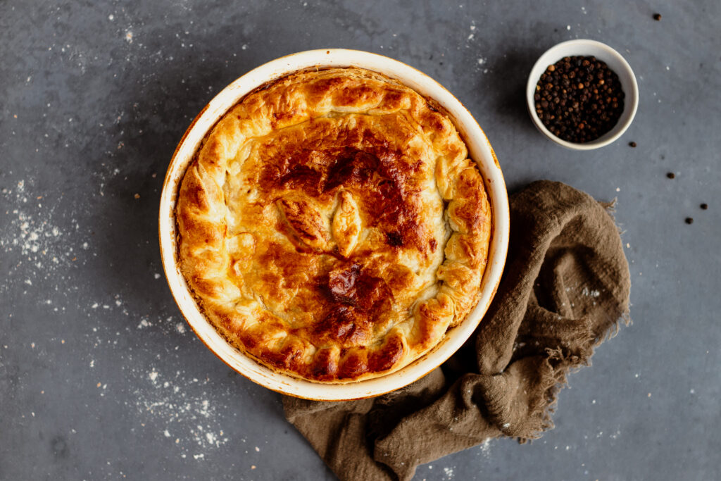 Kip in de hoed: een hartige taart met kipkerrie en kersen - Culy