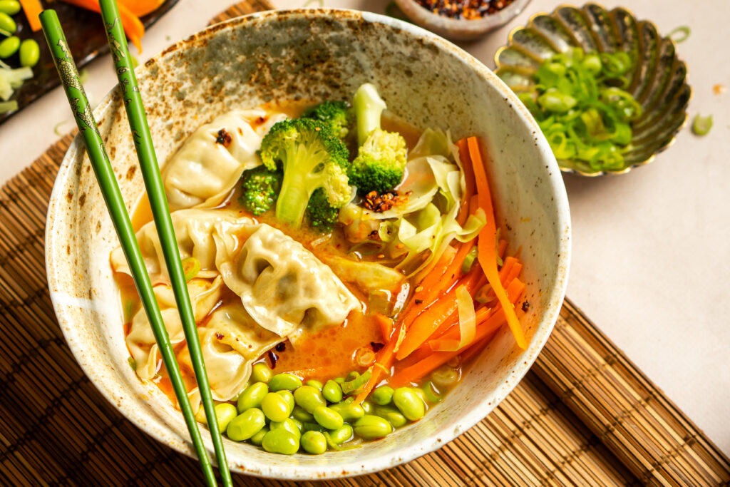 Gyoza bowl met groenten en edamame - Culy
