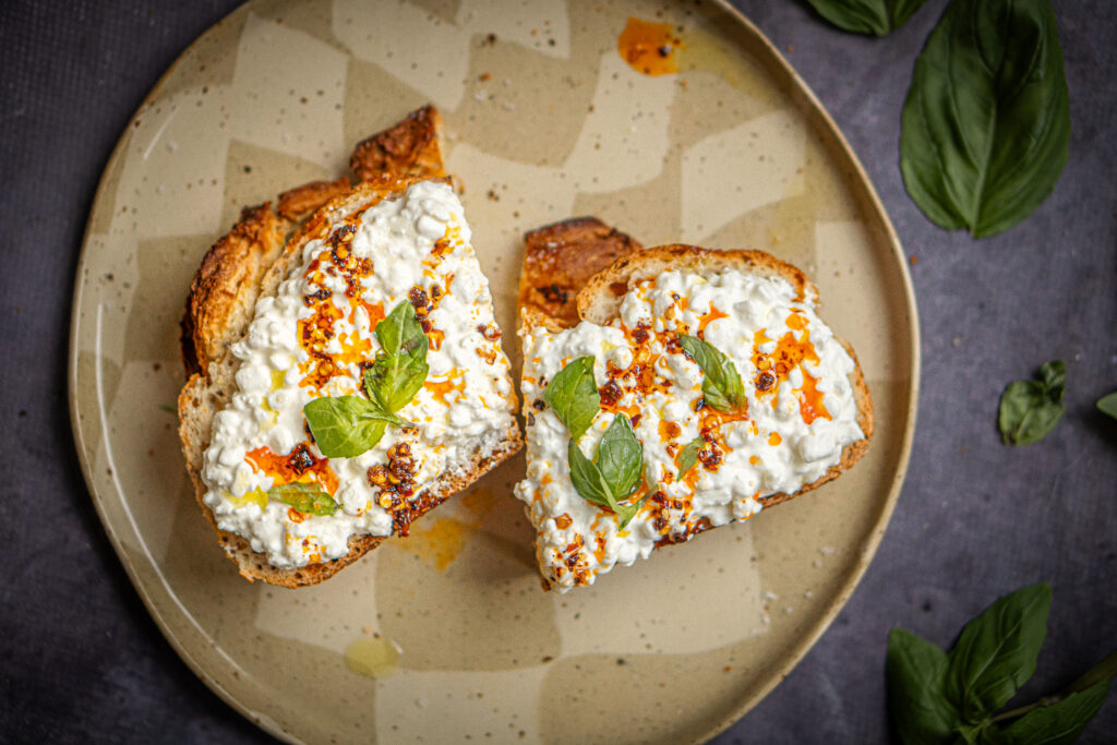 Cottage cheese toast met crispy chili oil - Culy